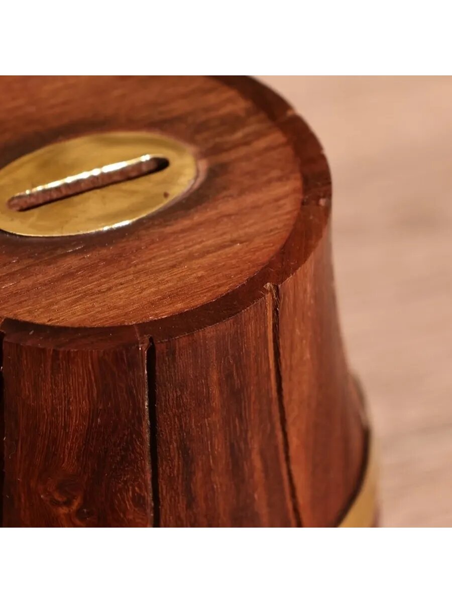 Элегантная копилка из дерева и латуни