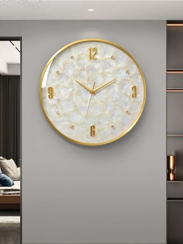 Настенные часы из латуни и ракушек