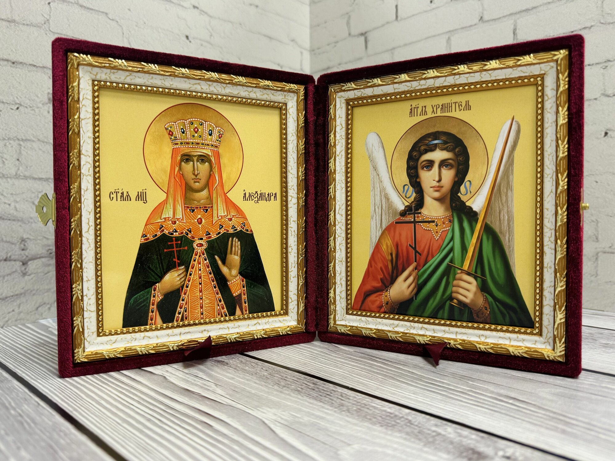 Икона Складень Александра Романова, императрица Российская, Великомученица и Ангел Хранитель в бархатном футляре, 14х17 см