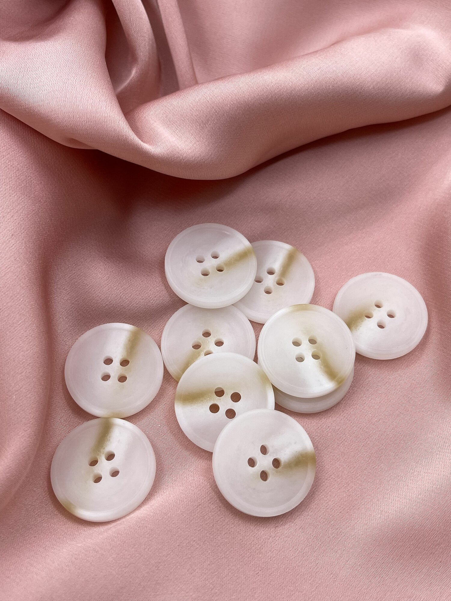 Пуговицы на прокол белые с бежевыми прожилками 22,5 мм, 10 штук