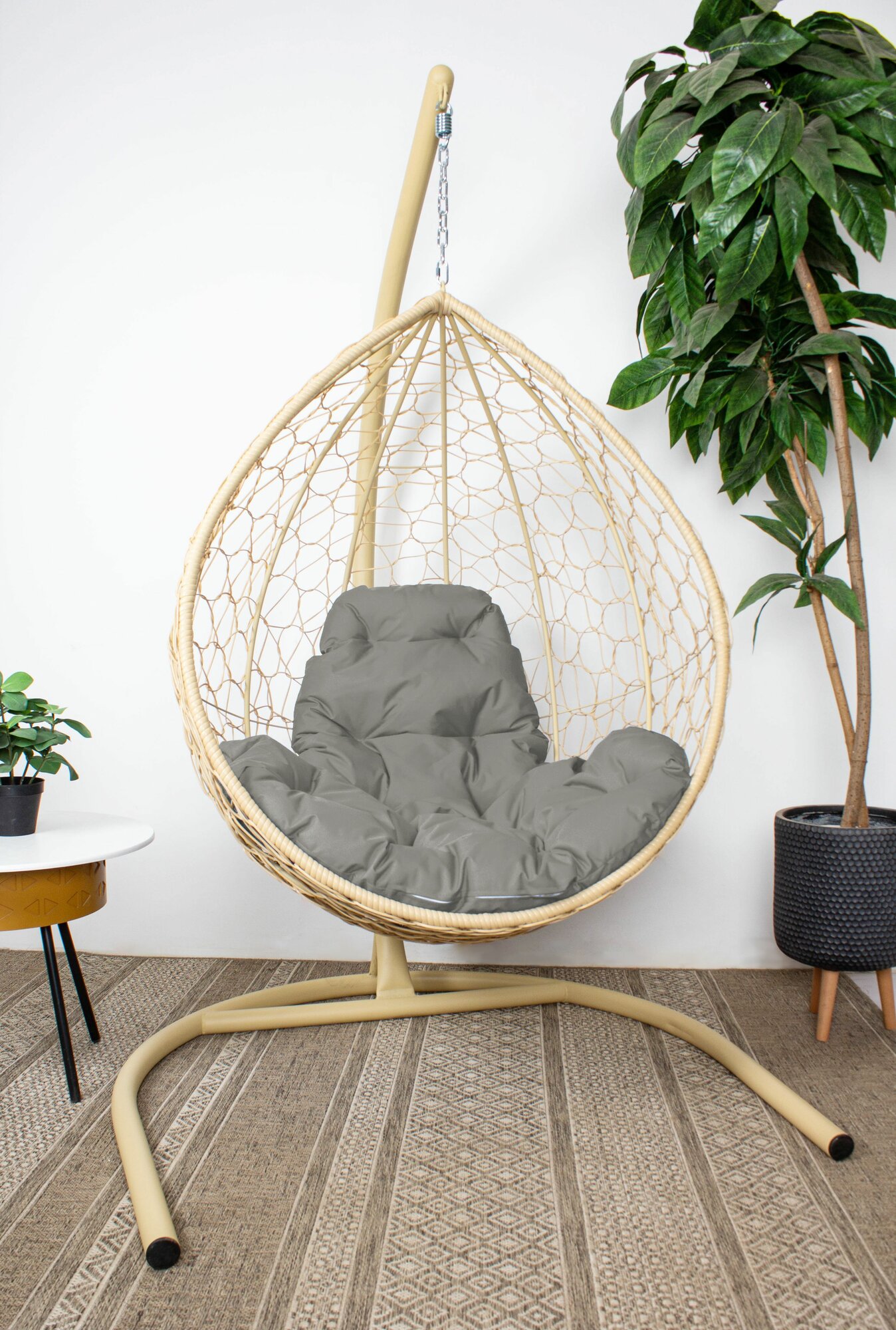 Подвесное кресло "Капля" бежевое с серой подушкой