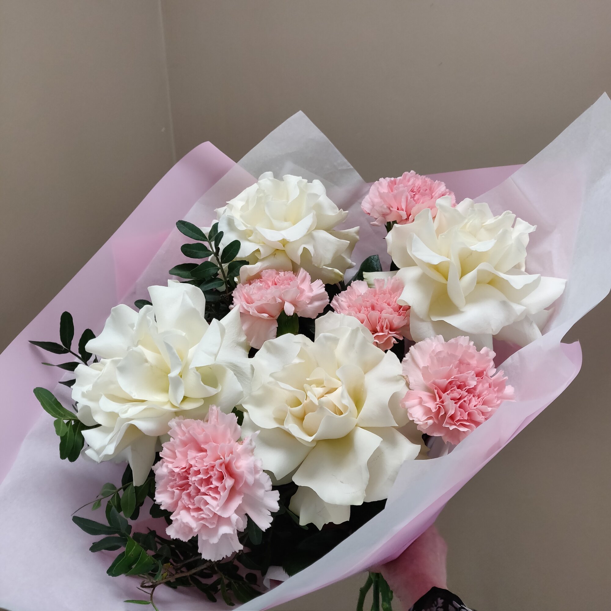 Объемный, нежный букет, белоснежных французских роз и диантусов с веточками зелени.