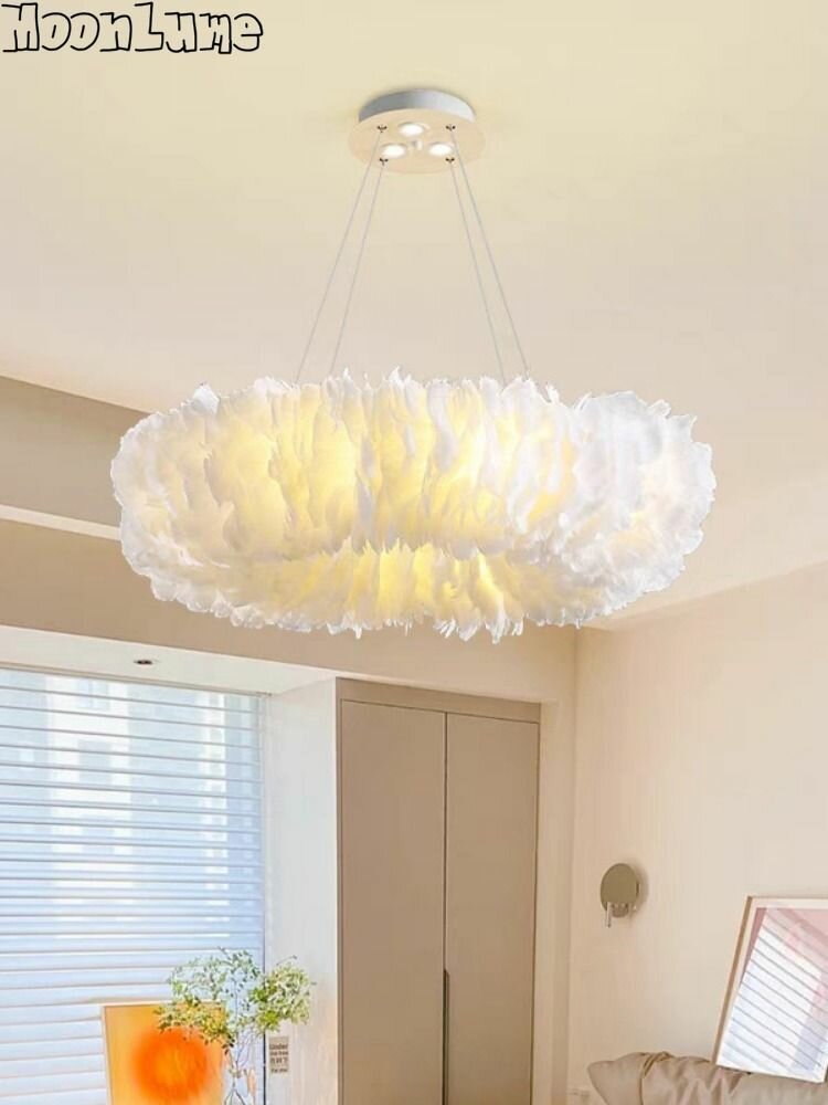 Люстра из перьев