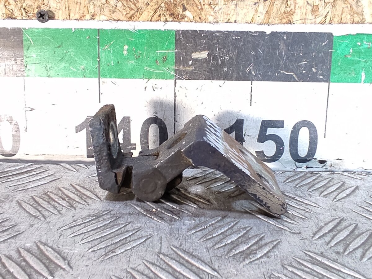 Петля двери задней правой нижняя VOLKSWAGEN Golf 3 1H0831404