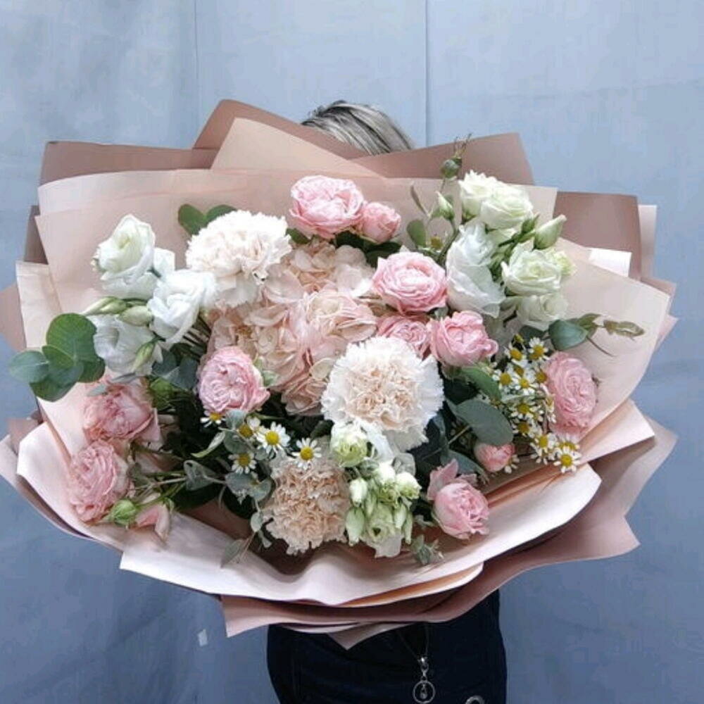 Букет " Принцесса"из эустомы, камилла, диантус, эвкалипта, кустовой пионовидной розы, гортензии