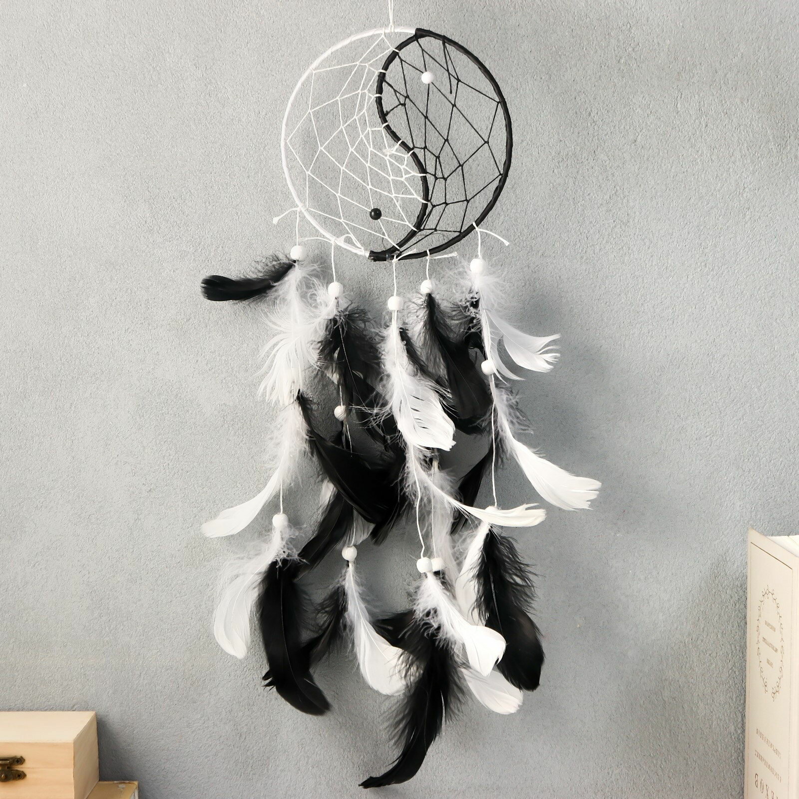 Ловец снов амулет "Инь-ян", чёрно-белые пёрышки, 44x15 см, тематика: интерьер