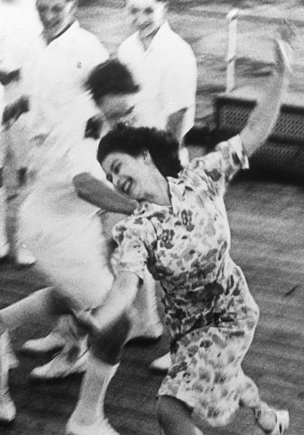 Плакат, постер момент королевы Елизаветы II танцующей на холсте, размер 60х84см