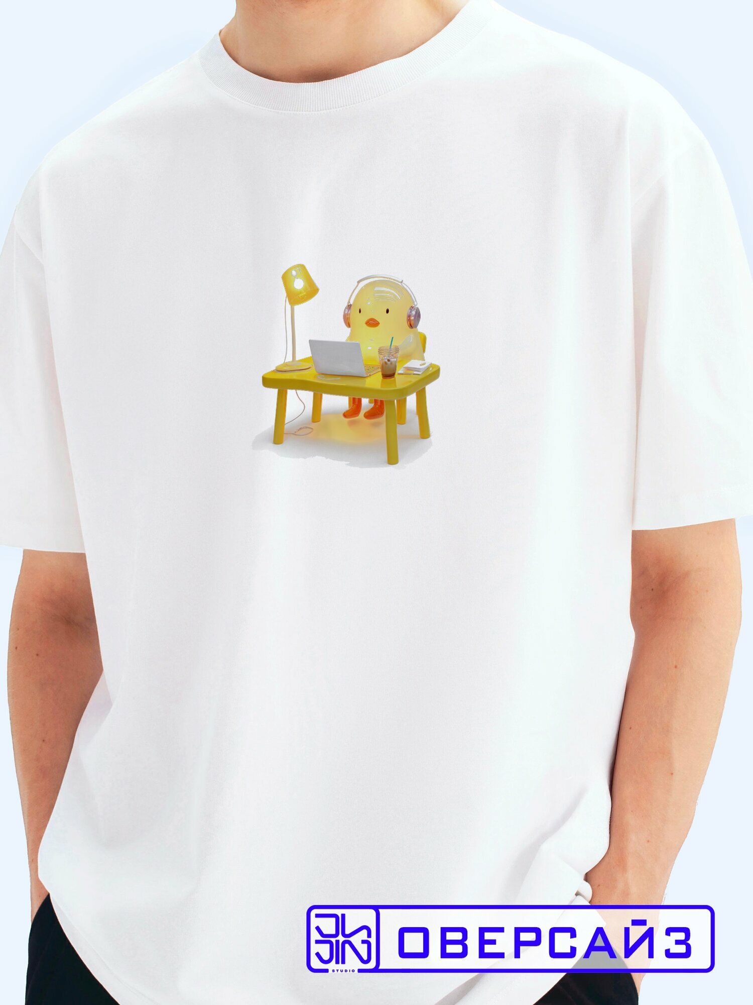 Футболка оверсайз мужская с принтом Смешной желтый цыпленок в белых наушниках с ноутбуком в аниме стиле, белый хлопковый трикотаж с прикольным рисунком на груди