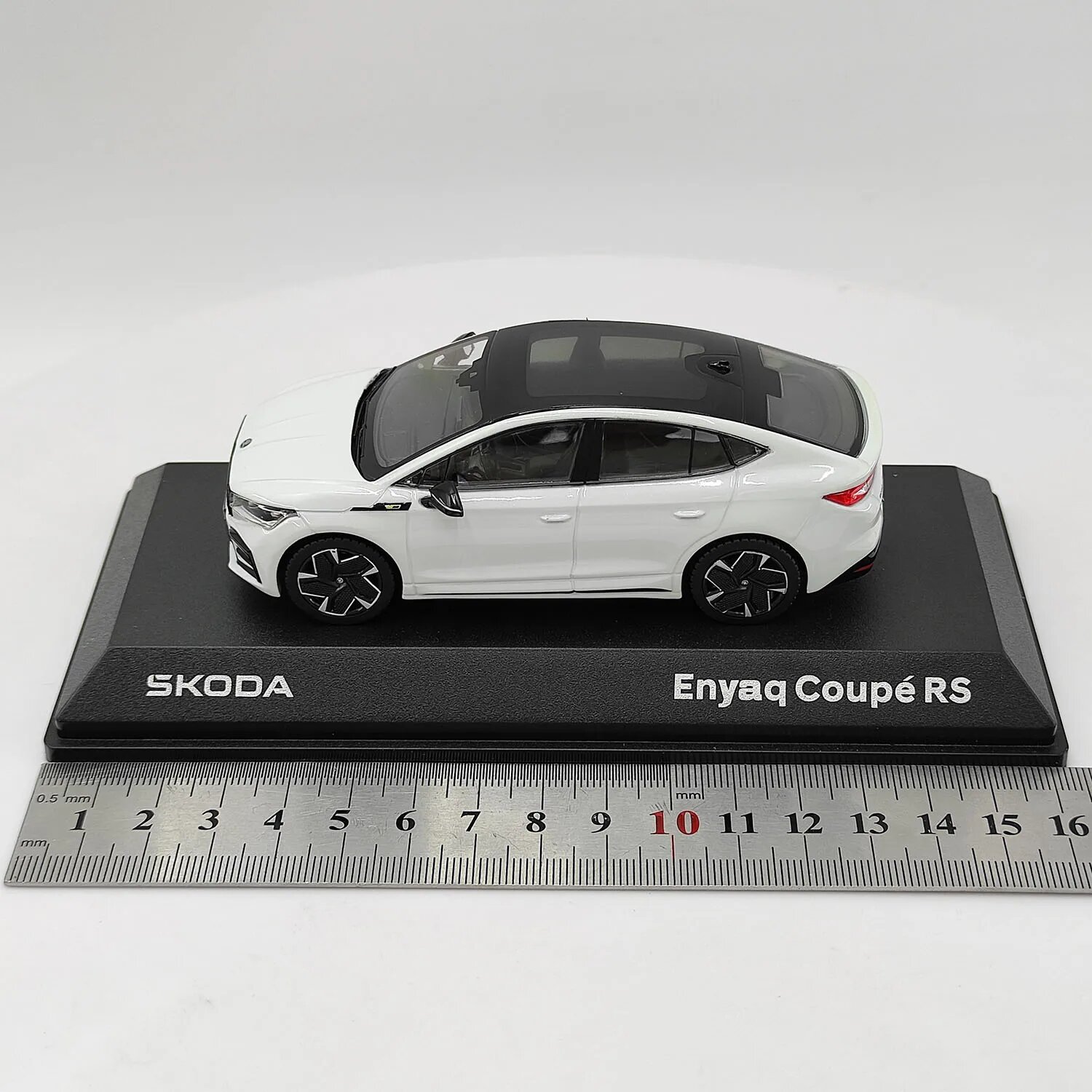 WELLY Масштабная модель автомобиля Skoda 1:43, Серый