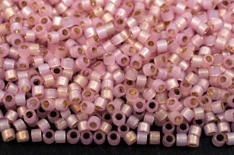 Бисер японский MIYUKI Delica цилиндр 11/0 DB-0624 светло-розовый алебастр, серебряная линия внутри, 5 грамм