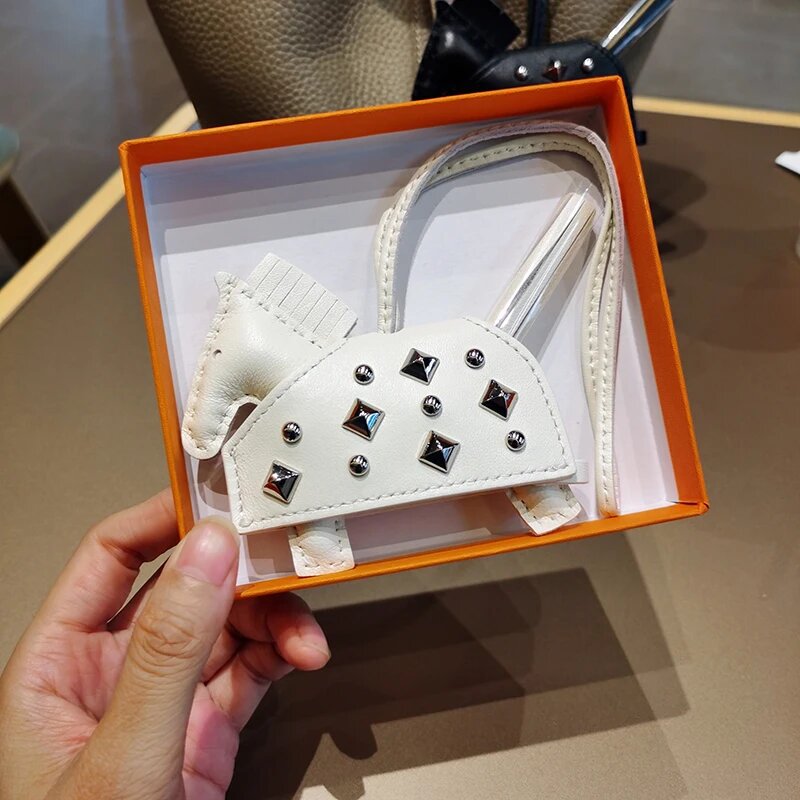 Подвеска в виде пони из мягкой кожи, подвеска в виде автомобиля, подвеска для ключей, кожа ручной работы, новые заклепки, подвеска для сумки War Horse, кожаная подвеска для сумки White