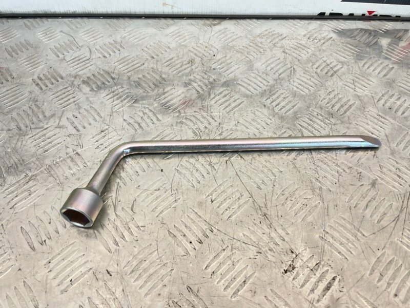 Б/У балонный ключ toyota Corolla Fielder 2018 NRE161G 2NRFKE 64595 TOYOTA арт. 0915012030