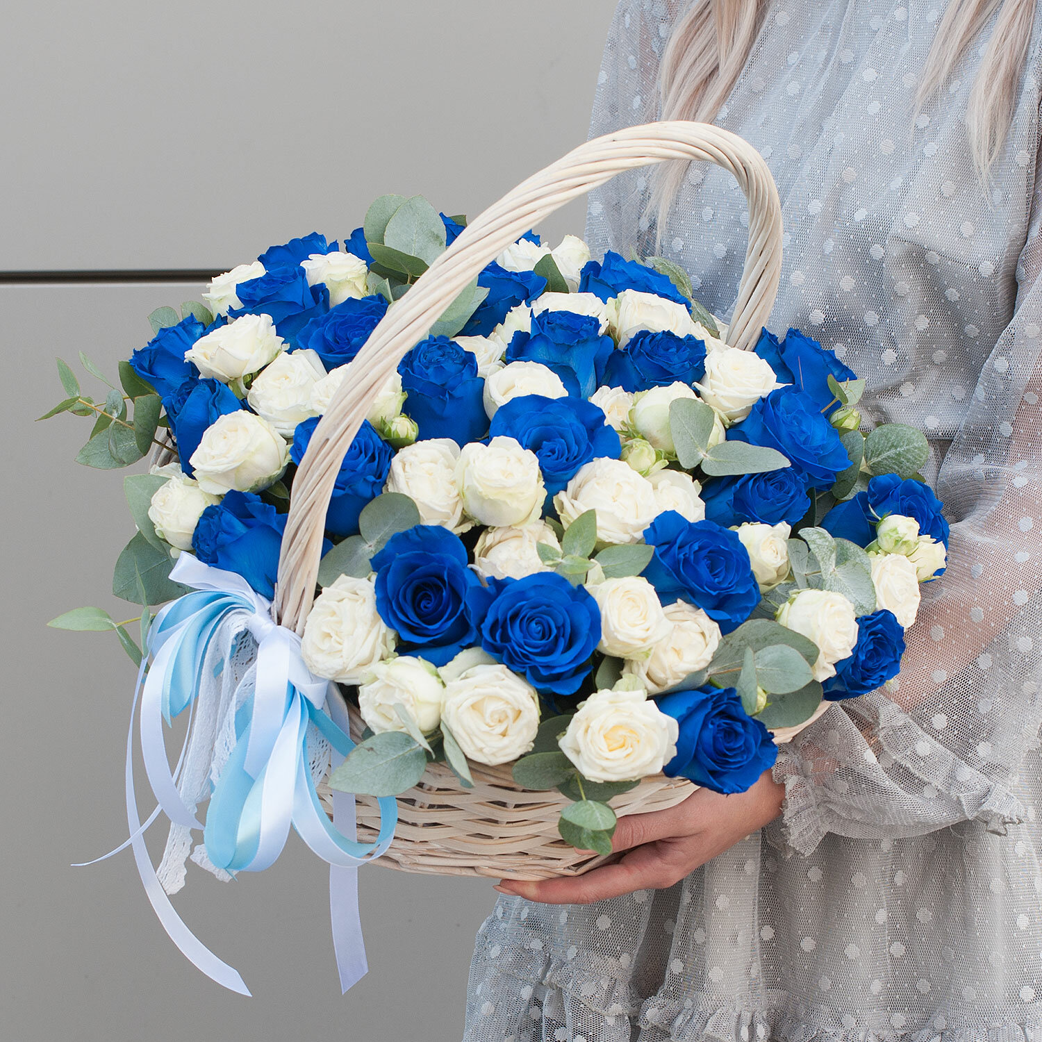 Корзина из синих роз и белых пионовидных кустовых роз "Синеглазка"