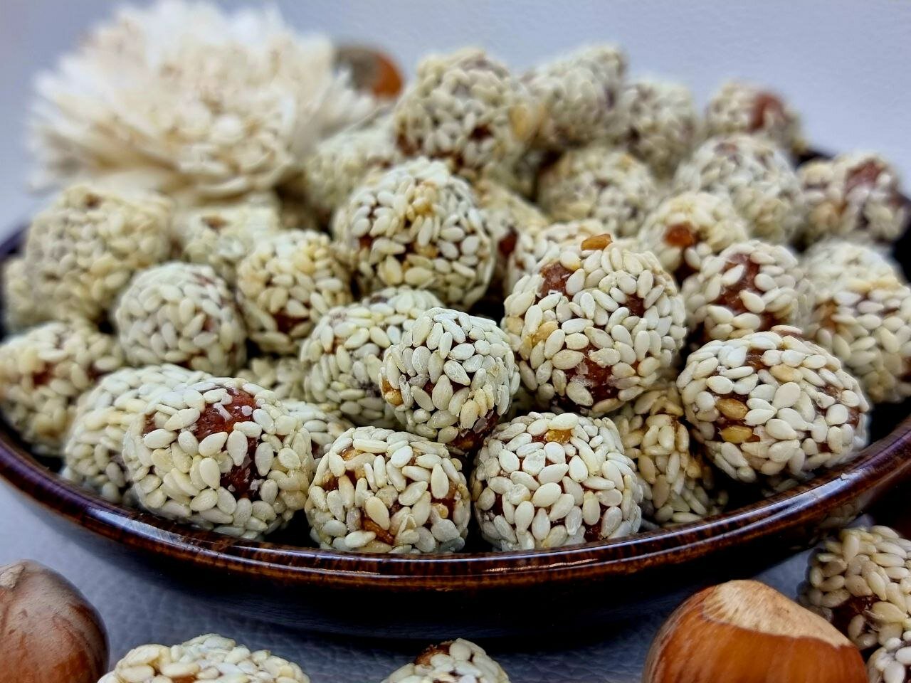 Фундук в сахаре и кунжуте