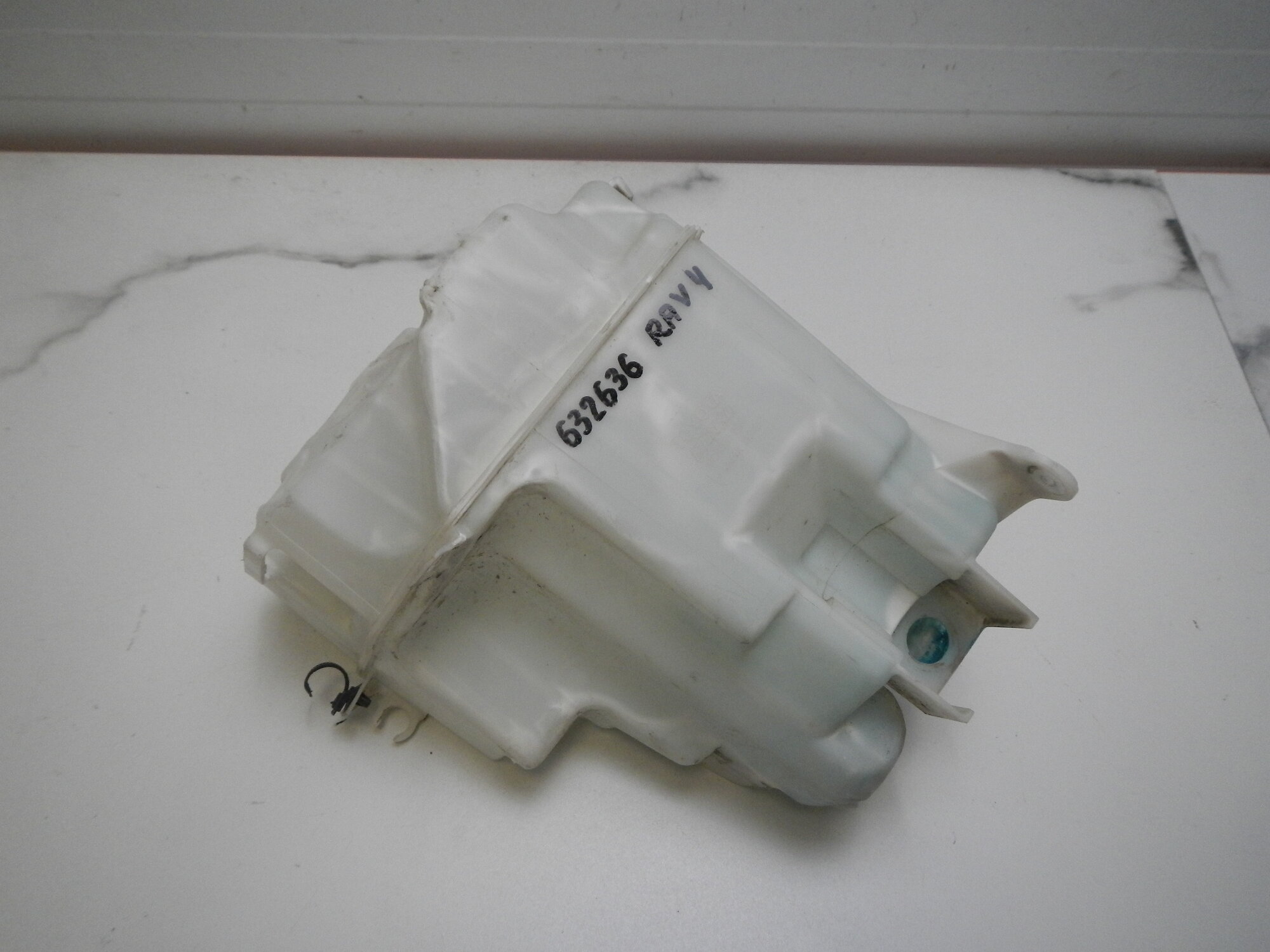 Б/У Бачок омывателя лобового стекла, Toyota (Тойота)-RAV4 (06-13) TOYOTA RAV4 (06-13) -08 Деформация, трещина. 632636 TOY...