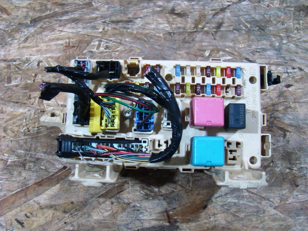 Toyota Avensis 2 Блок предохранителей салонный 8264105030