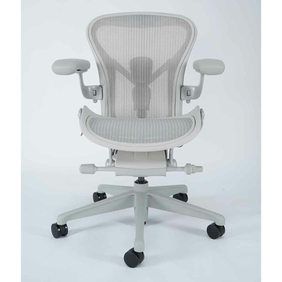Эргономичное дышащее офисное кресло на колесиках Aeron (белый, нейлоновые ножки, 71 х 101 см)