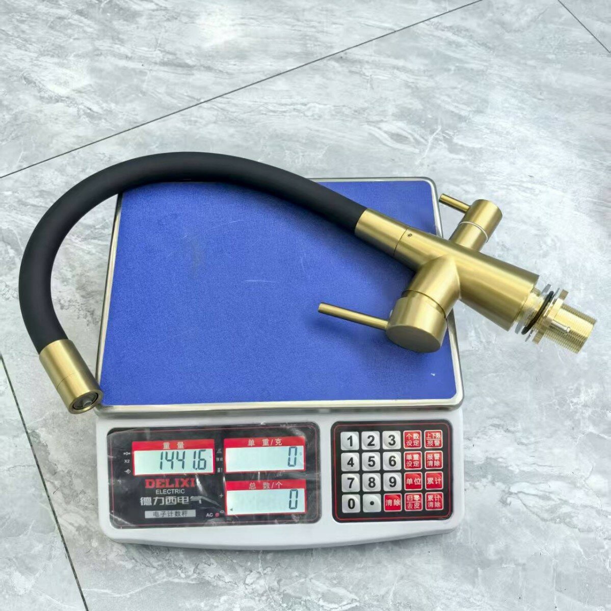 Кухонный смеситель Grohe 3-в-1 с поворотным изливом из силиконового материала.