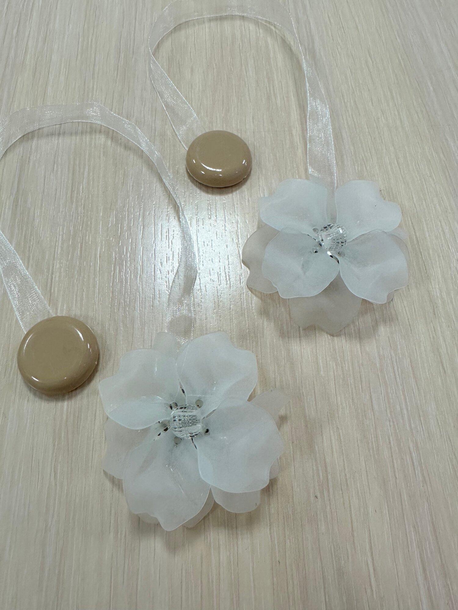 Подхват магнитный для штор цветок белый,1 шт