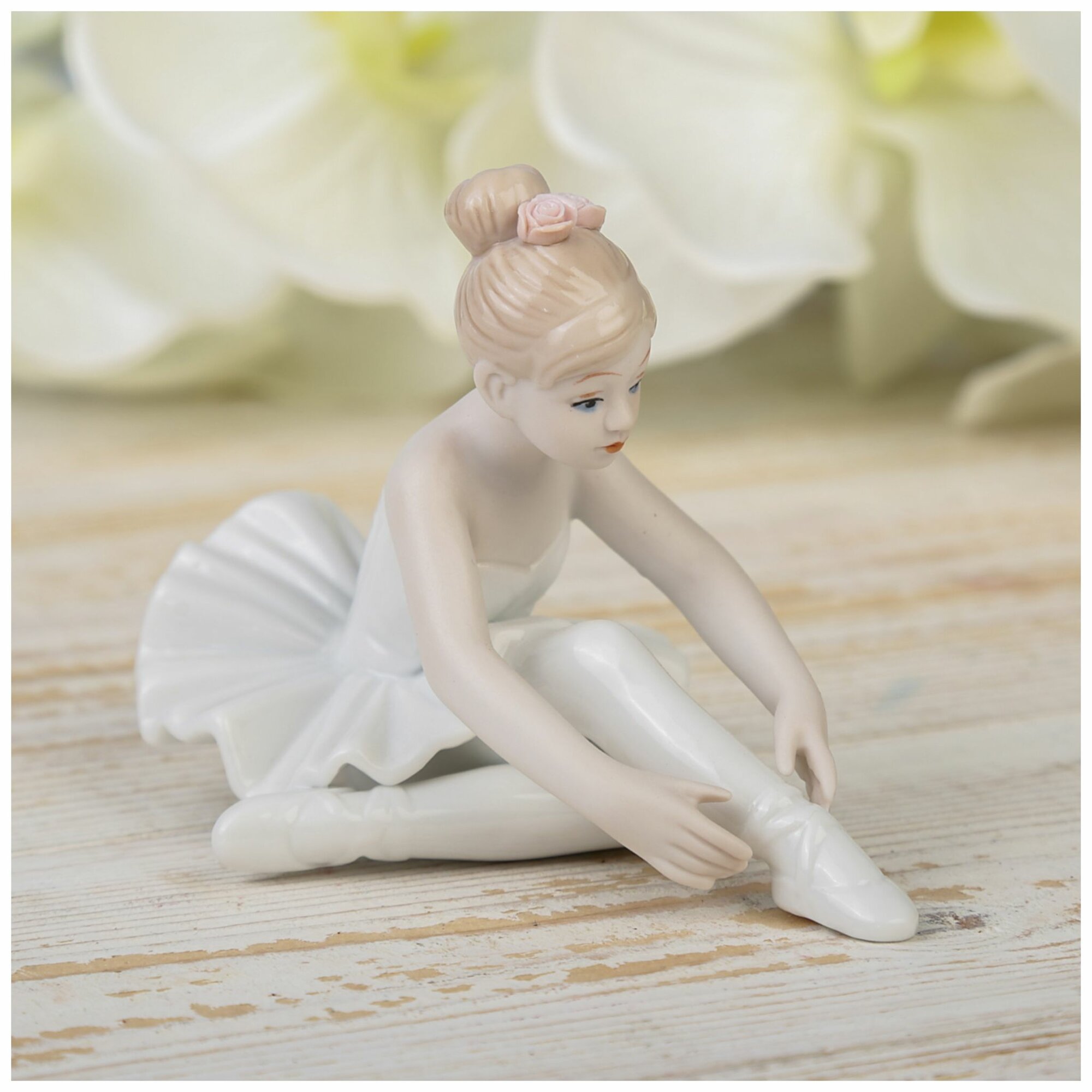 Фигурка "Маленькая балерина тянется к пуанте"