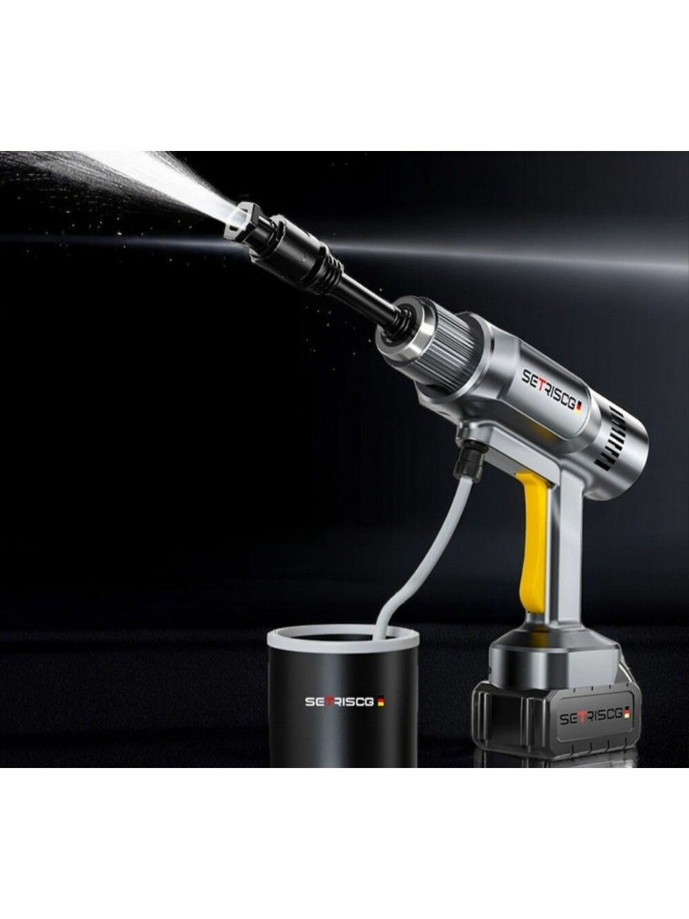 Черная портативная перезаряжаемая высоковольтная автомойка