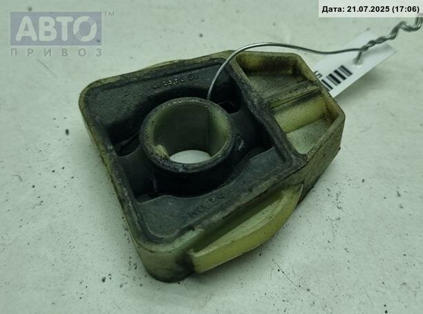 Кронштейн радиатора Volkswagen Golf-4