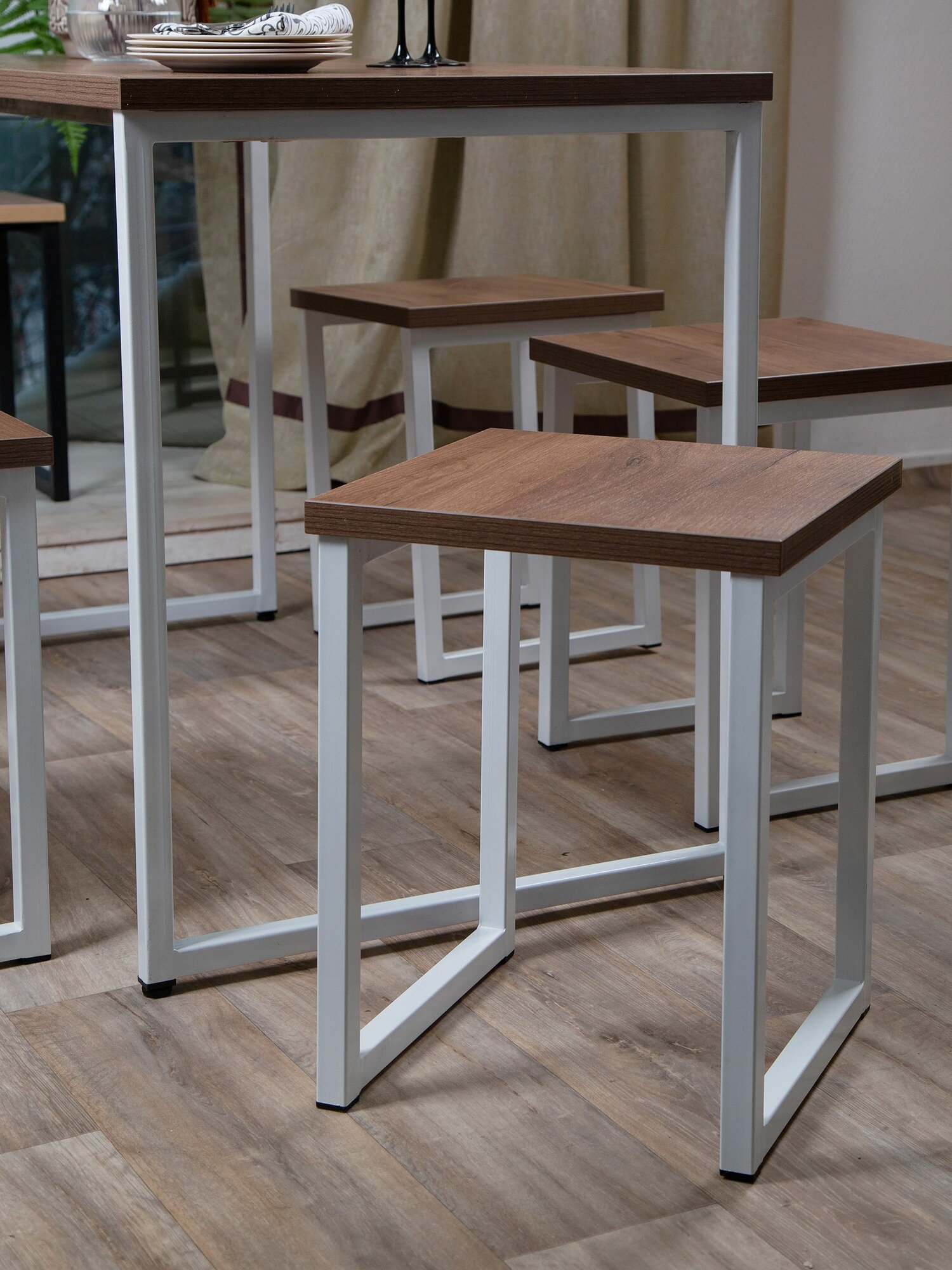 Табурет FreeStyle, размер 35х35х45 см, цвет дуб табачный, цвет ножек белый