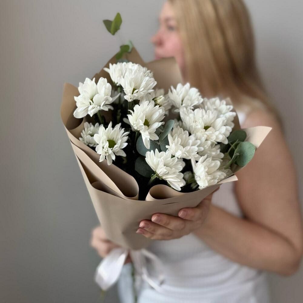 Букет из кустовых хризантем ромашек с эвкалиптом в упаковке на сентября