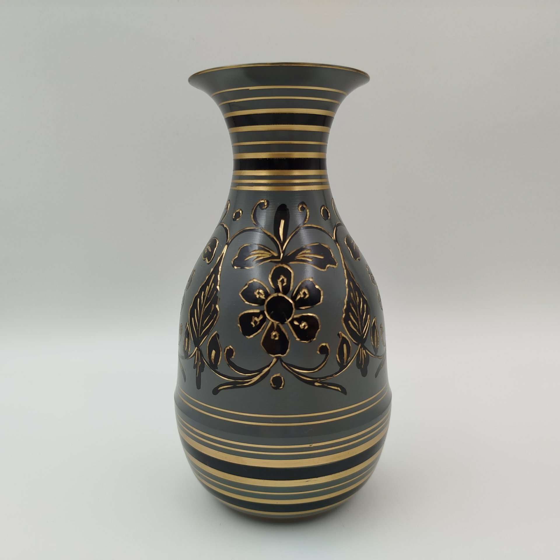 Ваза, украшенная цветочным декором, латунь, гравировка, золочение, Индия, 1980-2000 гг.