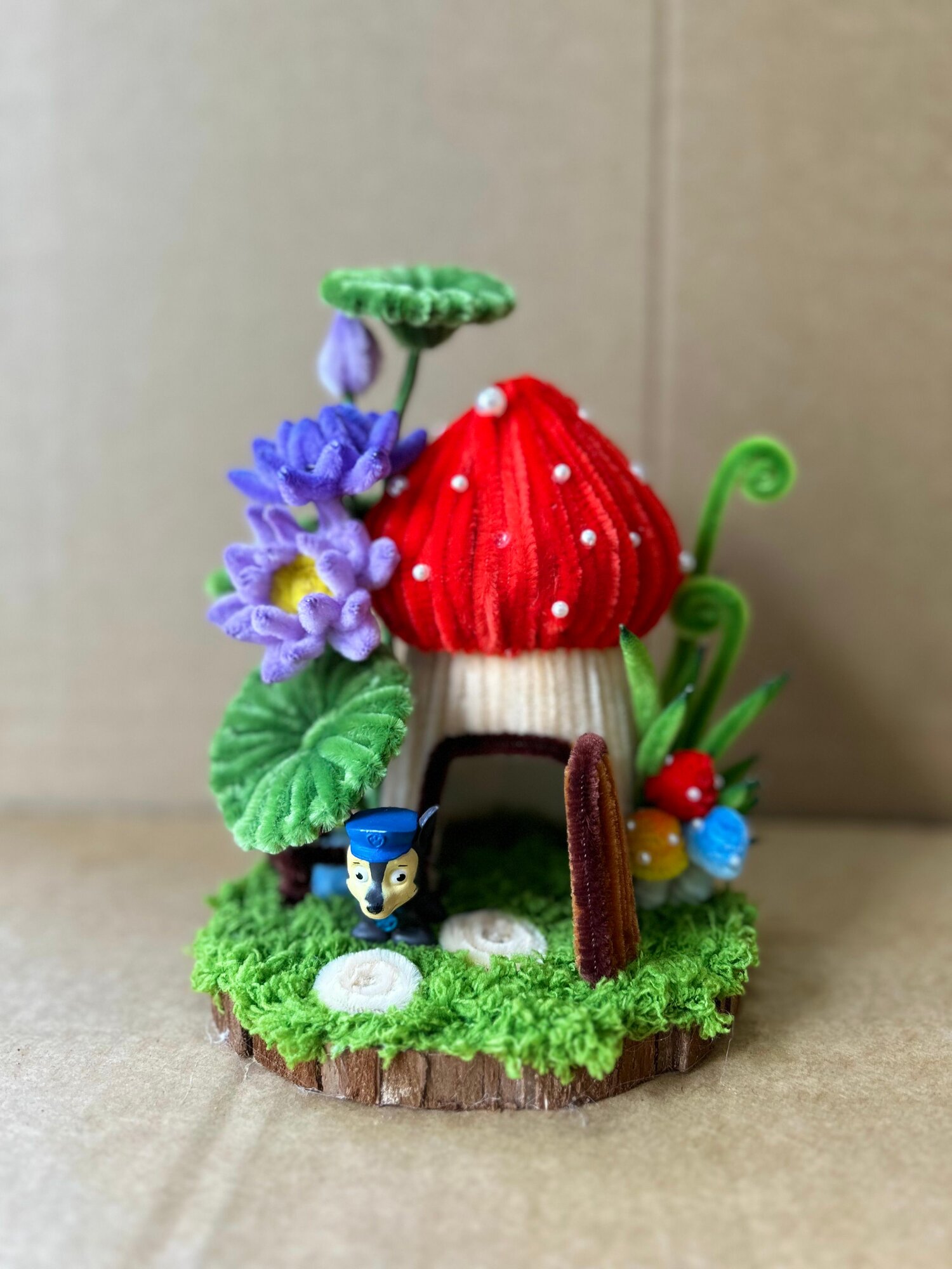 Грибной домик ручной работы из синельной проволоки Уникальный декор для детской комнаты, новогодний подарок, эко-поделки (высота 25 см)