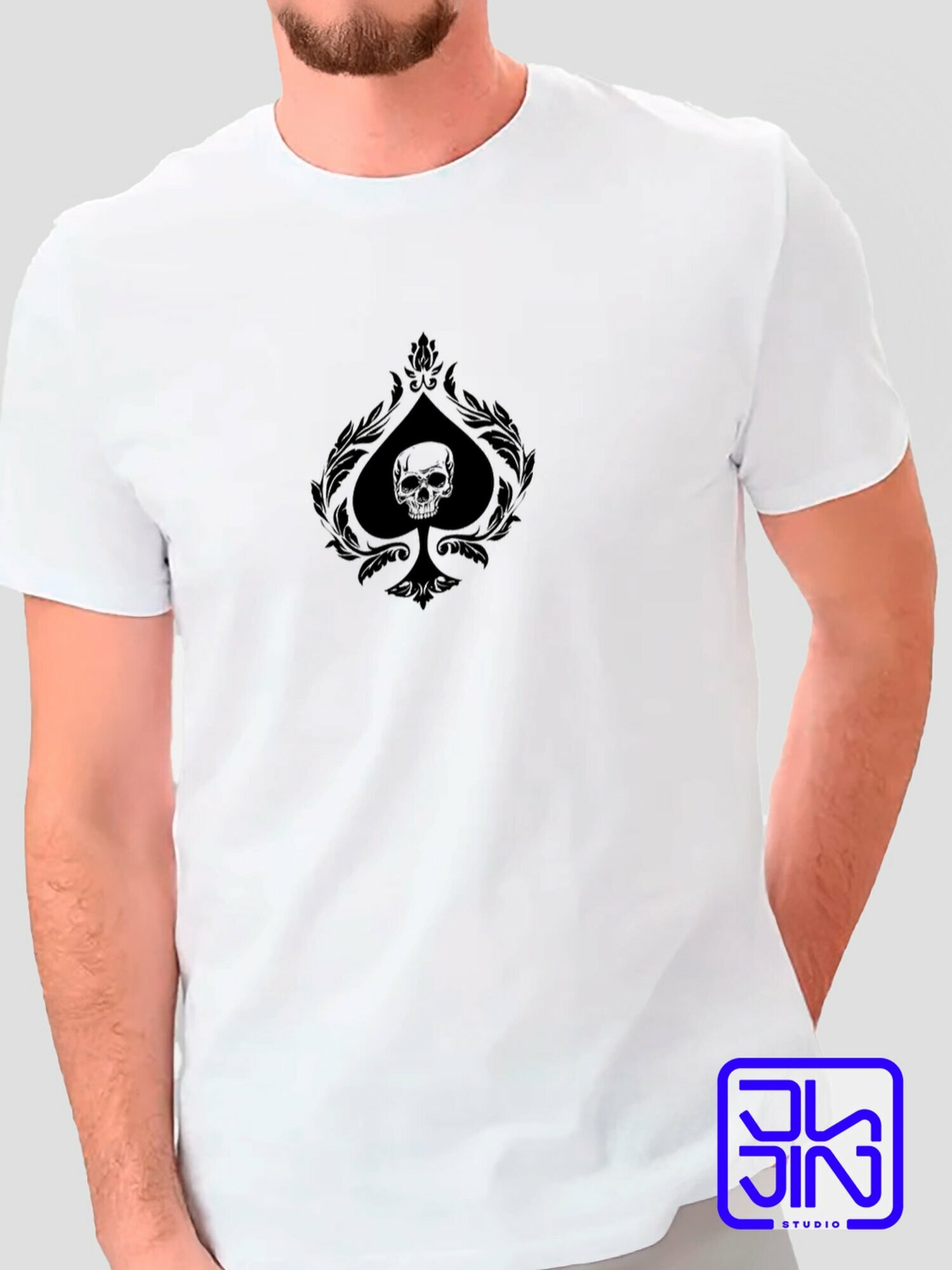 Футболка классическая мужская с авторским принтом Черно-белая дерзкая игральная карта пика с агрессивным черепом в центре, белый хлопковый трикотаж с прикольным рисунком на груди