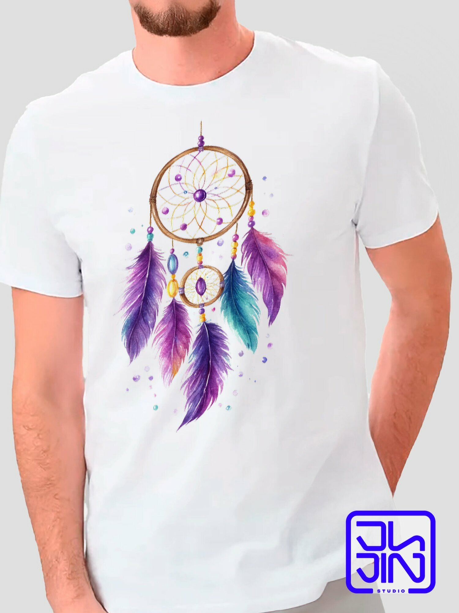 Футболка классическая мужская с авторским принтом Ловец снов этнический белый с пестрыми фиолетовыми, бирюзовыми перьями и бусами, белый хлопковый трикотаж с прикольным рисунком на груди