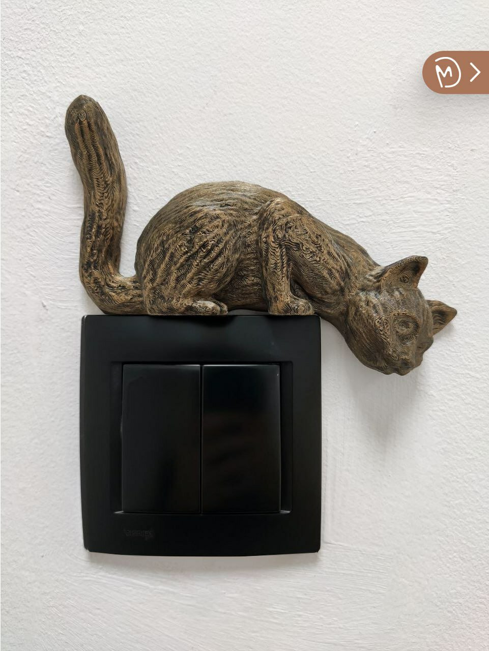 Статуэтка барельеф - Кот смотрит вниз направо