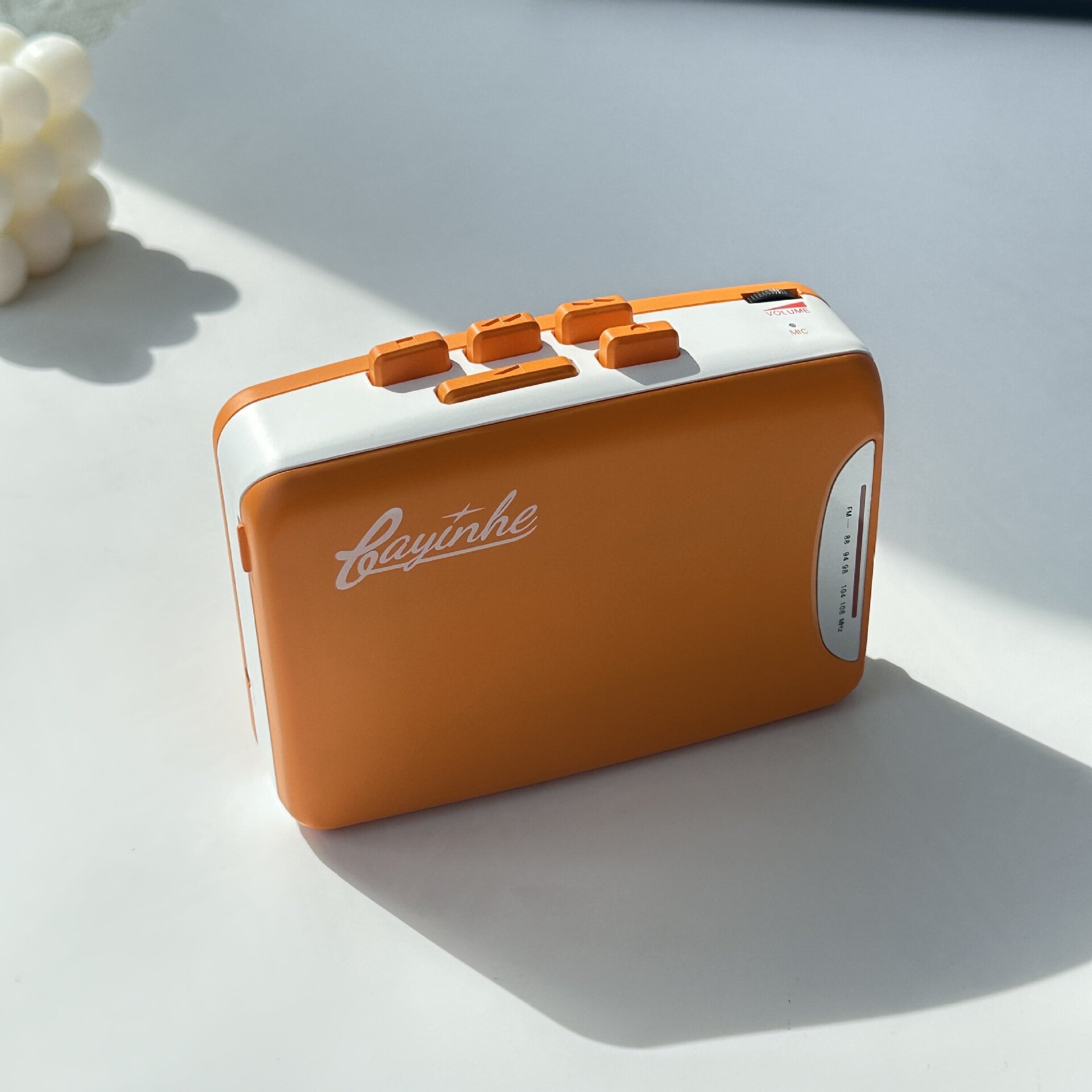 Кассетный плеер. Также может быть записан. радио. Двухрежимный источник питания. 12.5x4.5x9 cm.