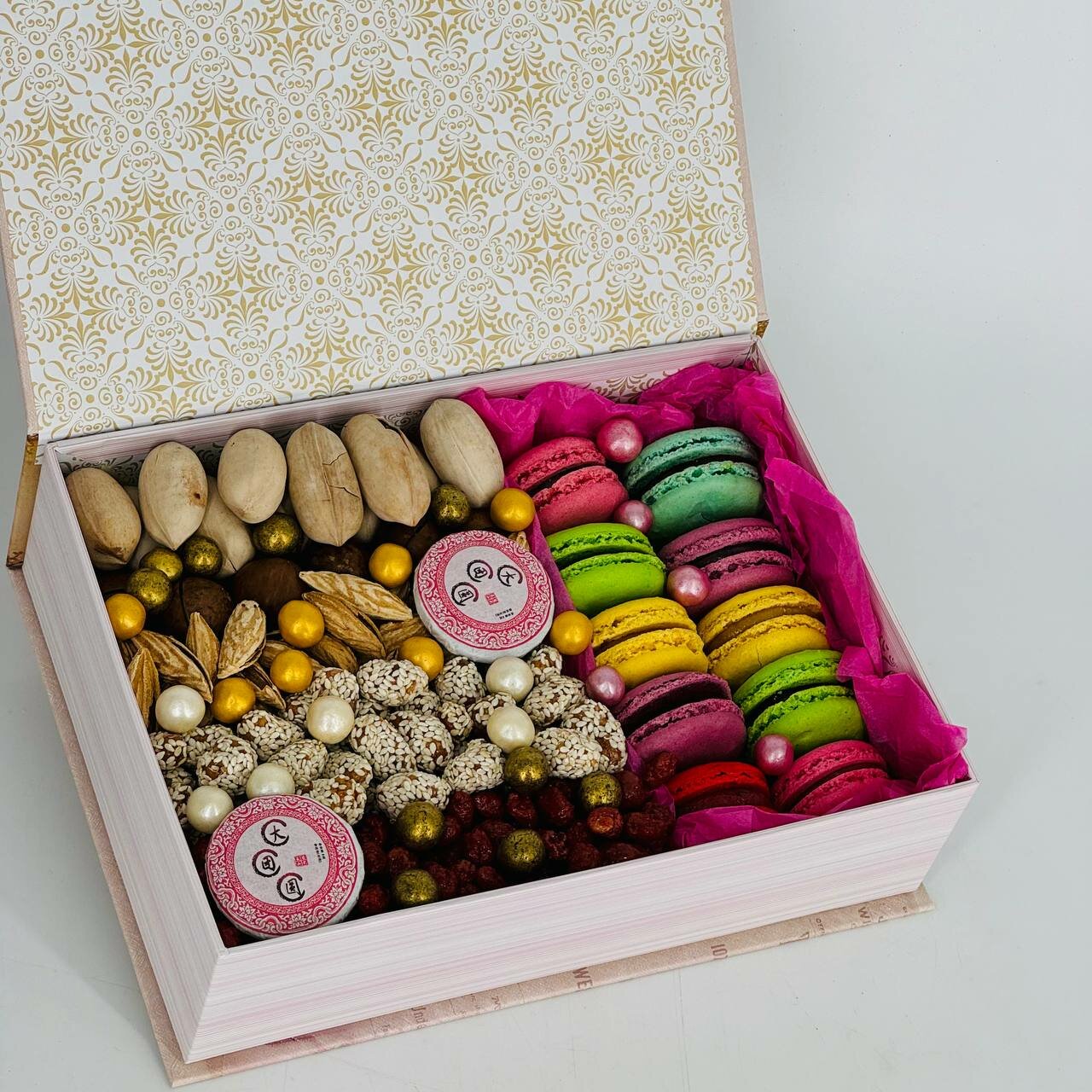 Подарочный набор, коробка книга с орехами микс, пирожными макарони чай Пуэр. Насыпной бокс с орехами