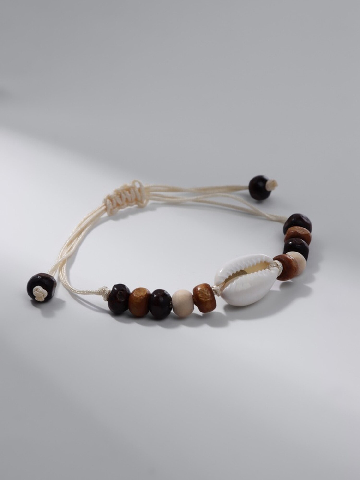 Плетеный браслет, дерево, ракушка