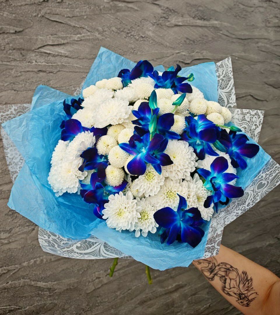 Пышный букет из синих орхидей дендробиум с белыми хризантемами. Цветы хризантема и орхидея