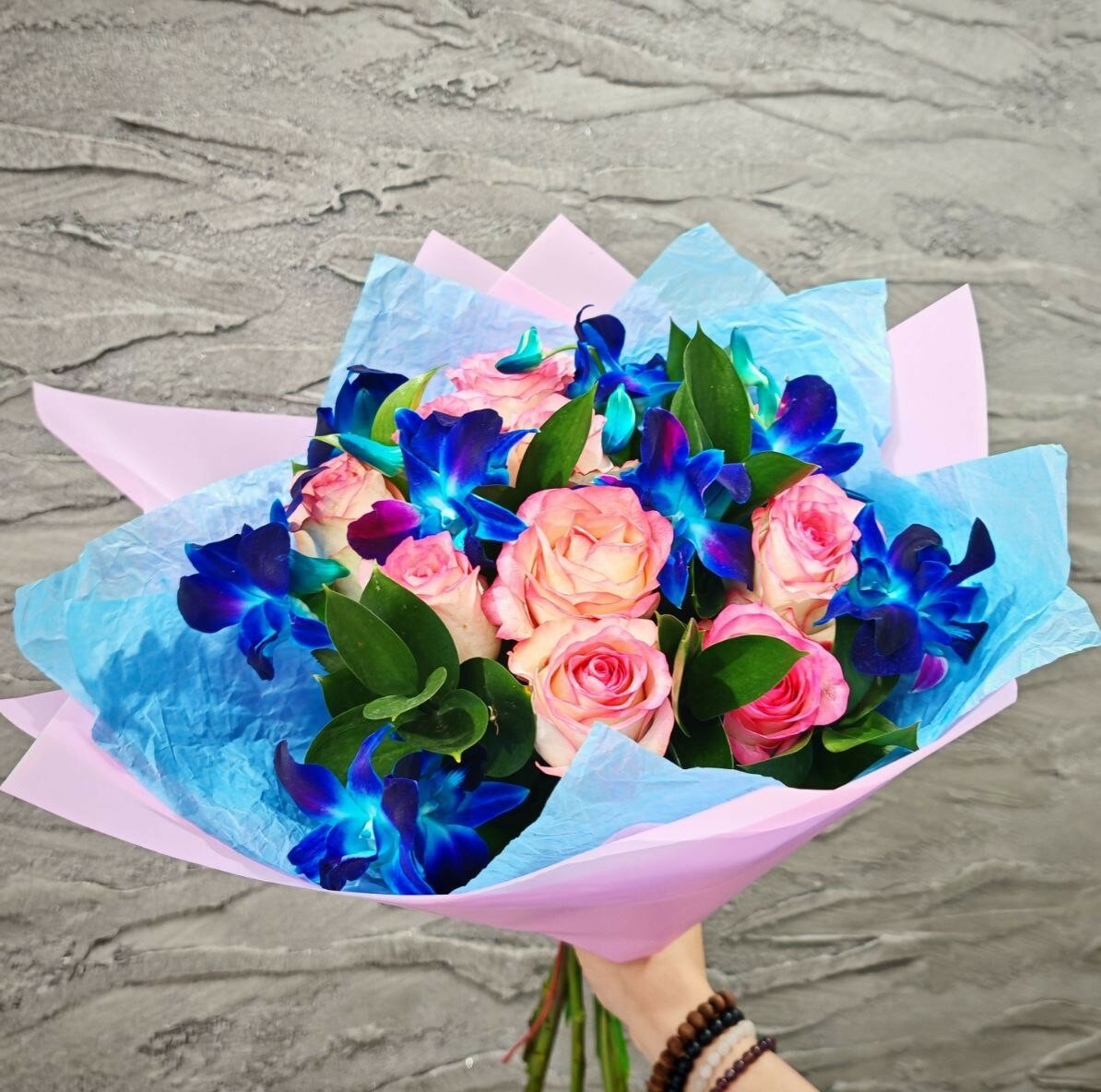 Букет из кенийских роз и синих орхидей дендробиум. Цветы синие орхидеи и розовые розы