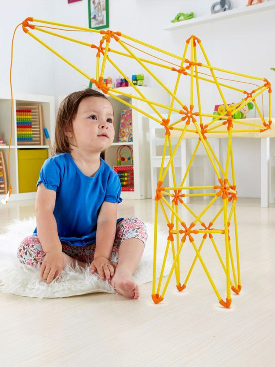 Конструктор для детей Hape E5562_HP "Строительный кран" 93 детали