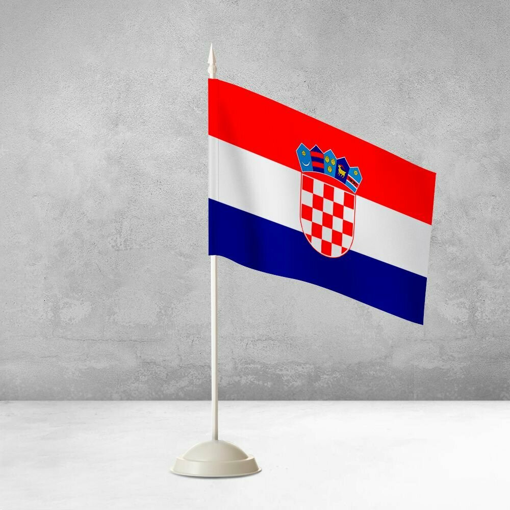 Настольный флаг Хорватии на пластиковой белой подставке