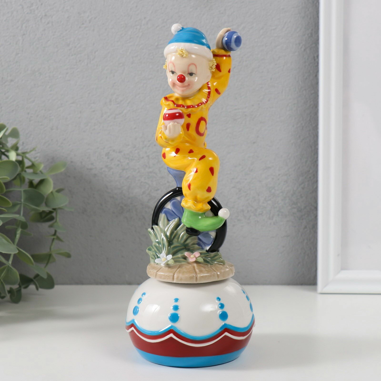 Сувенир музыкальный механический "Клоун жонглирует сидя на колесе", керамика, 8.5x8.5x22 см