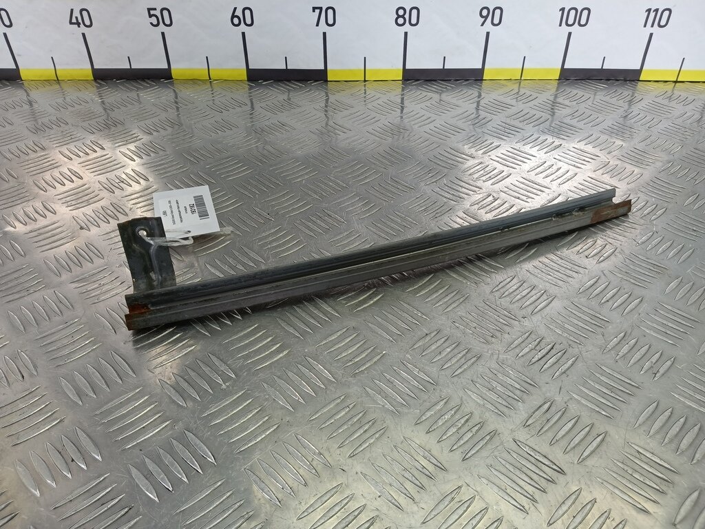 Направляющая стекла двери Б/У для SUZUKI Grand Vitara II (2005—2008) 8174065J00