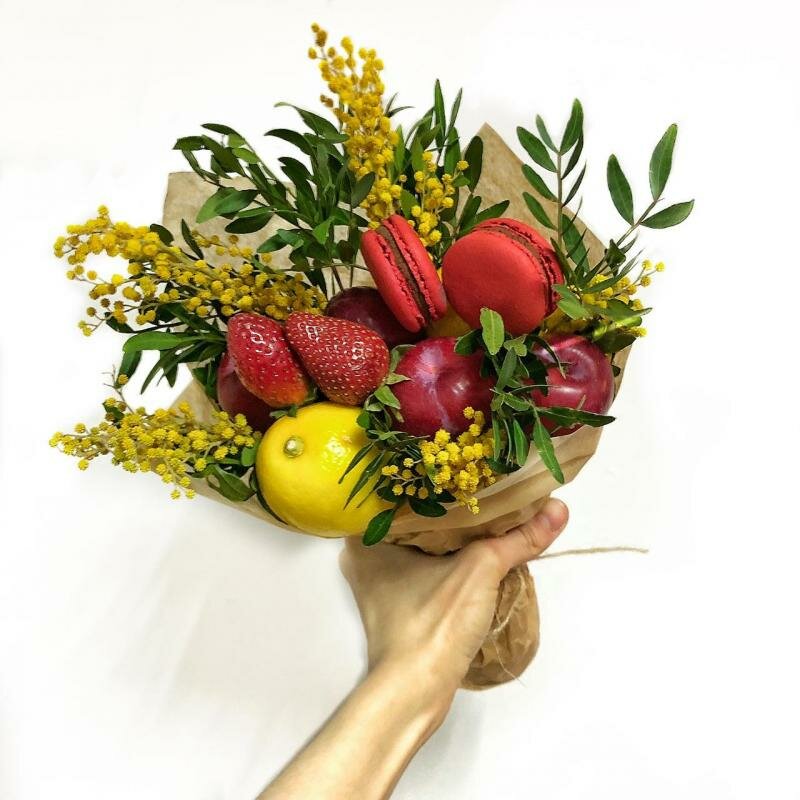 Фруктовый букет «не слипнется» с клубникой, пирожными макаронс, сливой и лимонами съедобный вкусный и необычный ohorosho.com