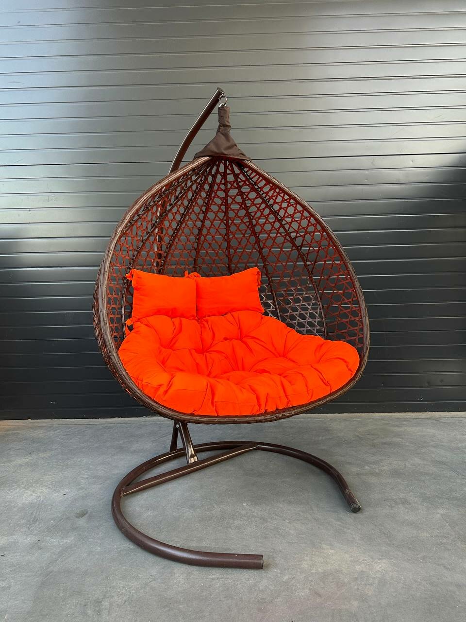 Подвесное двухместное кресло-кокон фиджи премиум коричневый (оранжевая подушка, полиэстер)