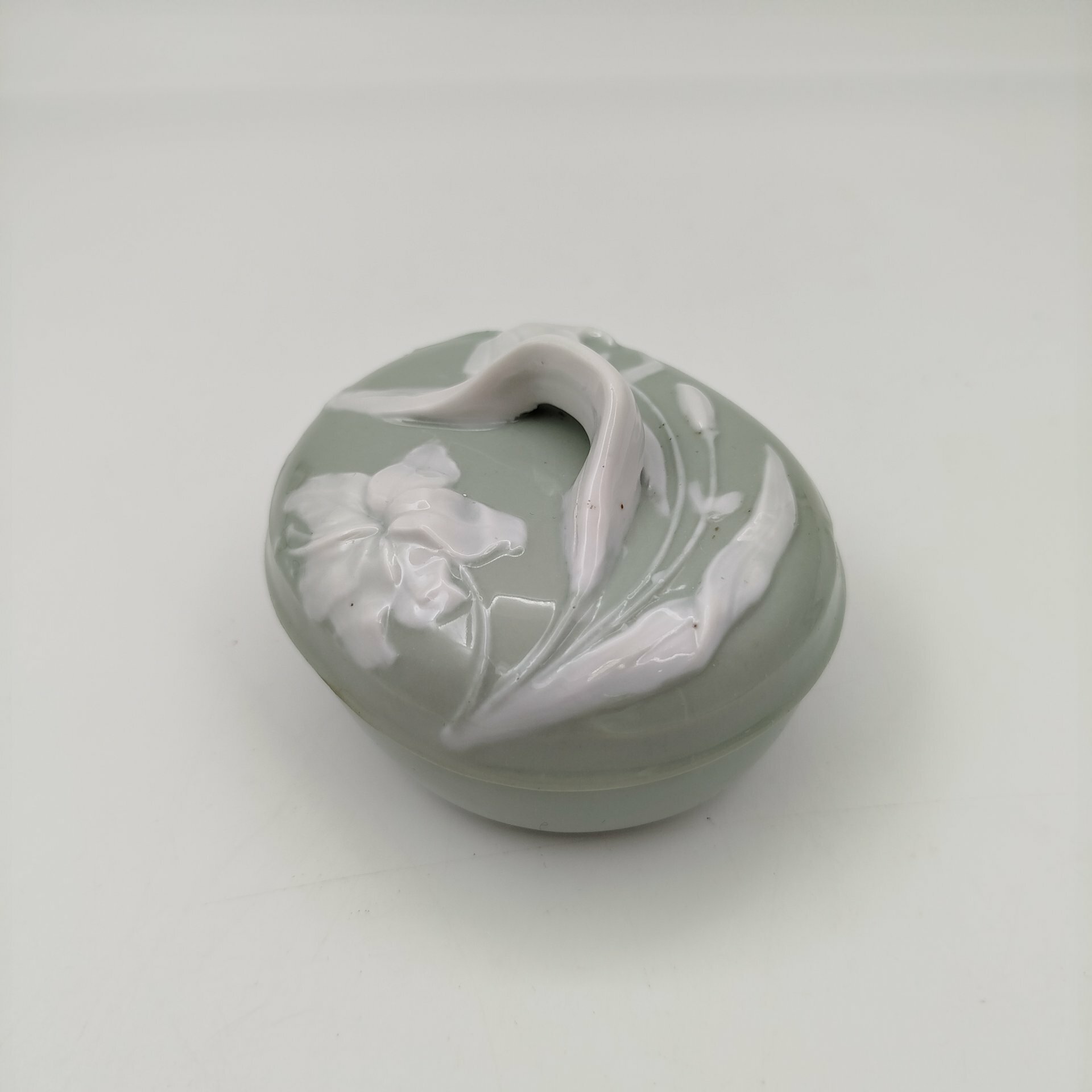 Шкатулка "Лилии", фарфор, крытье, Дмитровский фарфоровый завод (ДФЗ Вербилки)