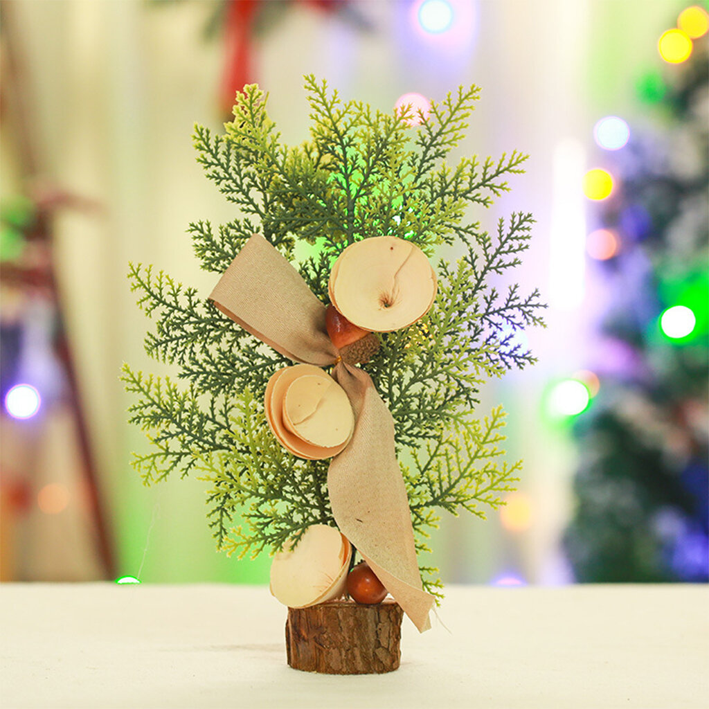 Настольное окно украшено мини-рождественской елкой с растениями в горшках-тип сосновых листьев