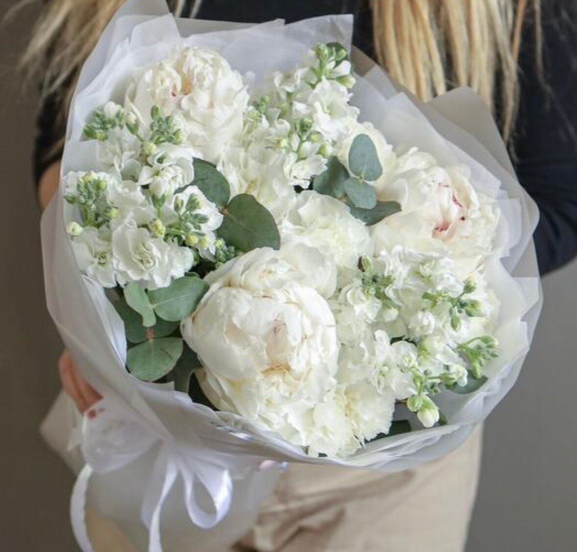 Букет белые пионы, ароматная маттиола, эвкалипт, нежные диантусы