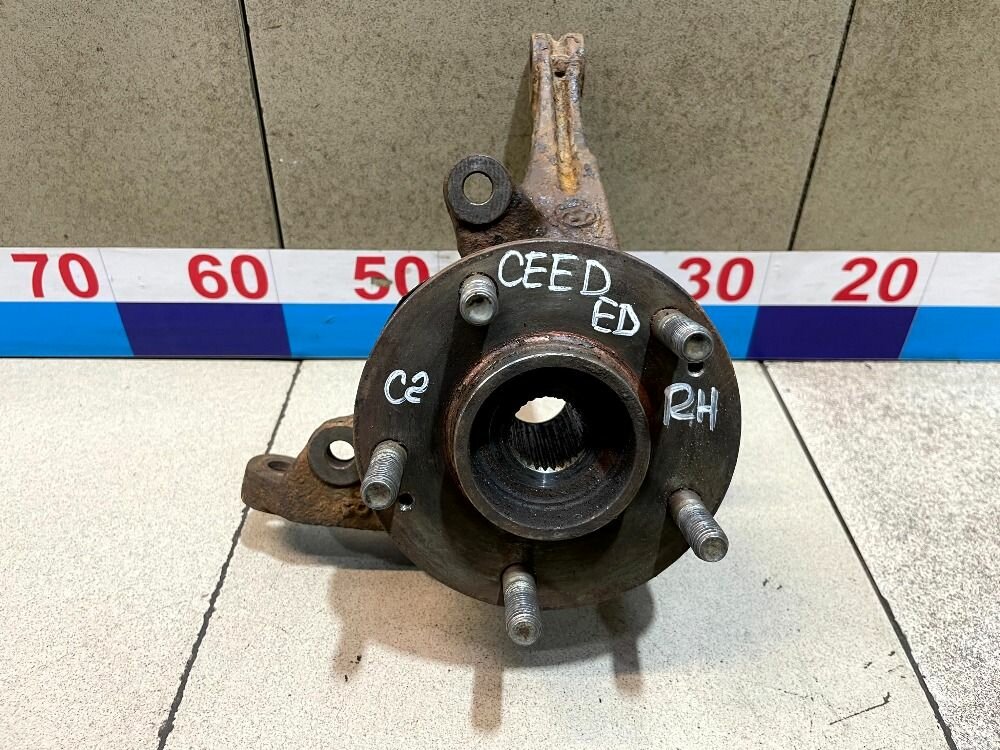 Кулак передний правый Kia Ceed ED