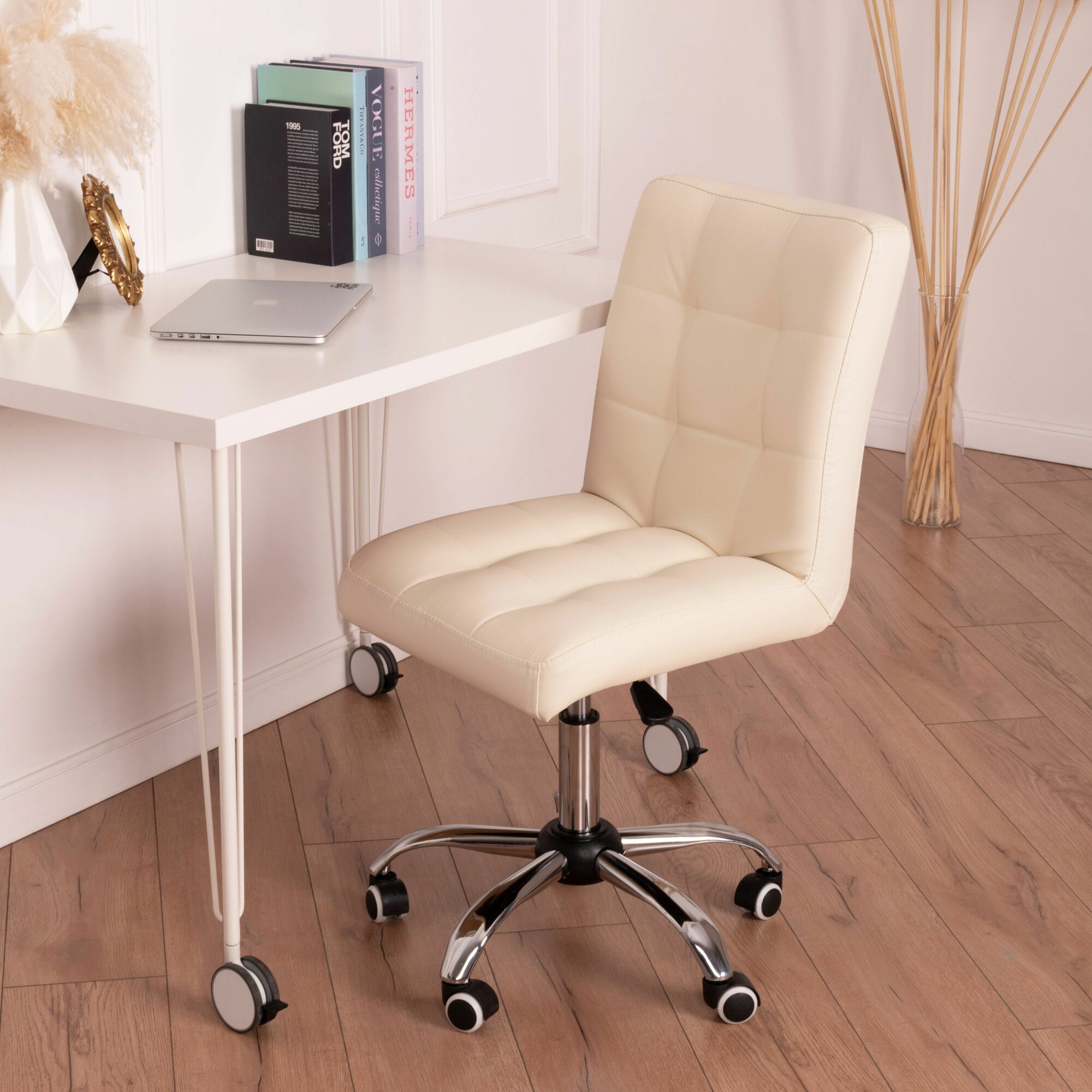 Стул мастера со спинкой и регулировкой высоты Ирис, на колесиках, бежевый