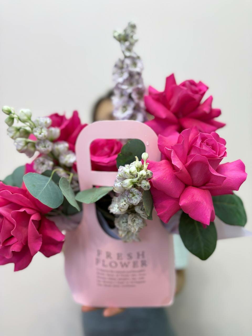 Букет живых цветов NURA FLOWERS французские розы 5, дельфиниум 4 с эвкалиптом в сумке